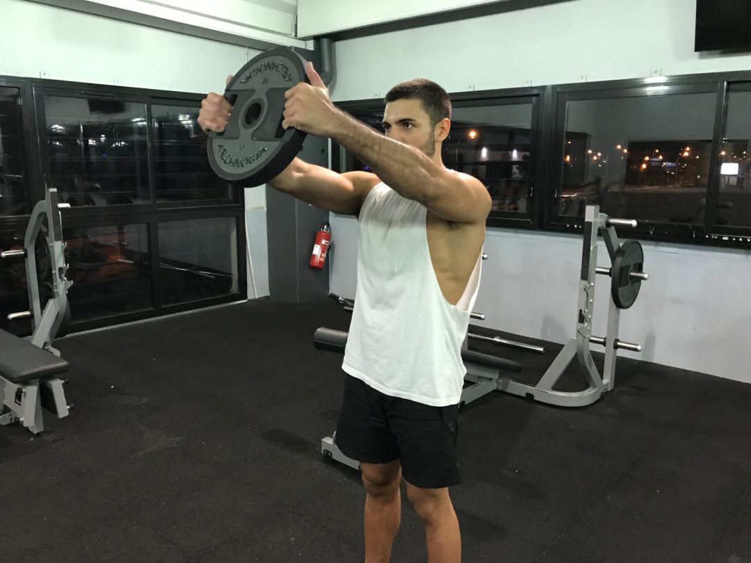 Exercice MUSCULATION Epaules: Elévation frontale avec disque