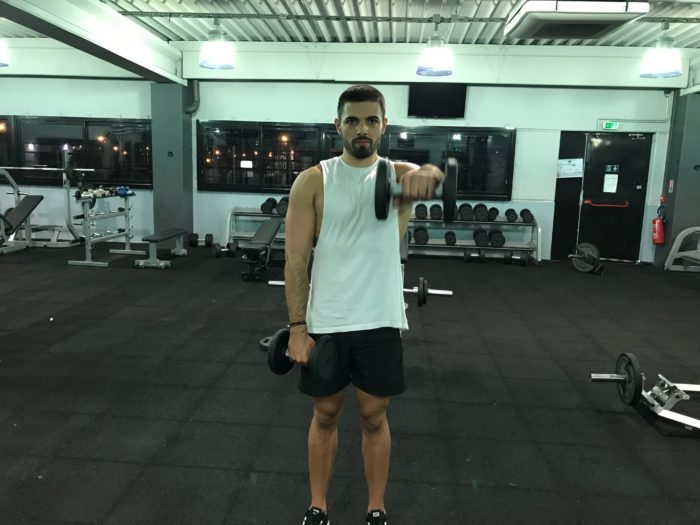 Exercice MUSCULATION épaules: Elevations frontales haltères