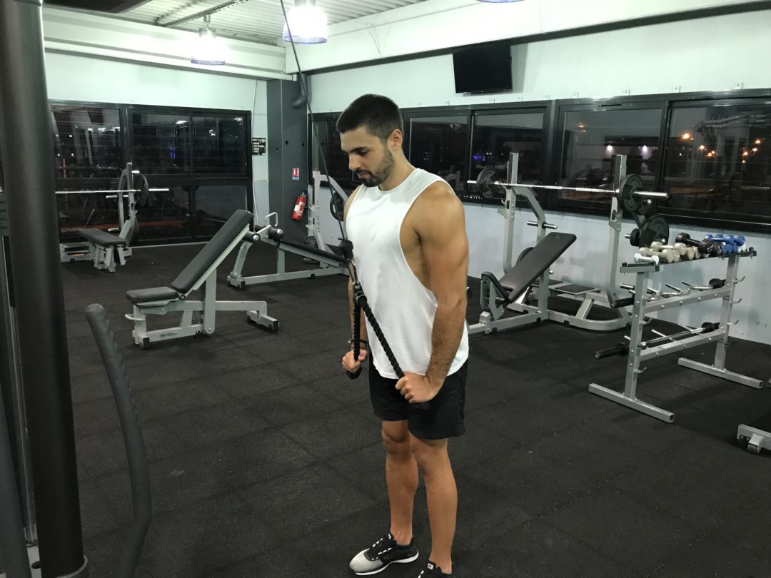 Exercice MUSCULATION Triceps: Extension triceps à la corde