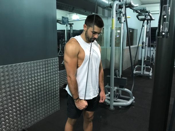 Exercice MUSCULATION Triceps: Extension triceps unilatérales poulie haute