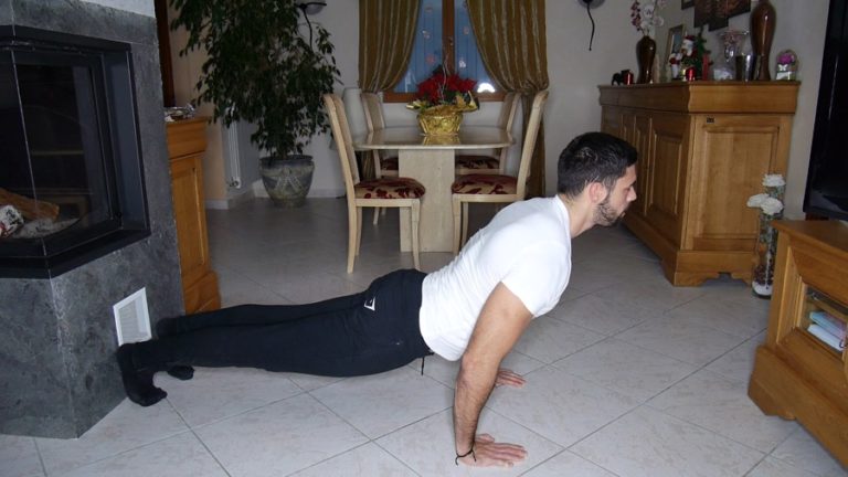 Exercice MUSCULATION TRICEPS SANS MATERIEL : Pompes indiennes